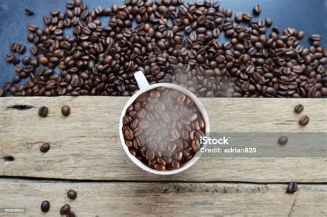 빈티지 나무 테이블 주위 흩어져 콩 커피 원두 커피의 컵을 김이 0명에 대한 스톡 사진 및 기타 이미지 0명 구이 기원 Istock