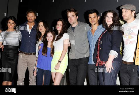 Kristen Stewart Robert Pattinson Taylor Lautner And Cast Of Twilight