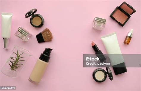 천연 화장품 메이크업 유기농 스킨케어 세럼 제품 포장에 자연의 아름다움 허브 잎 허브 바이오 및 스파 Conceptpink 배경 개념에 대한 스톡 사진 및 기타 이미지