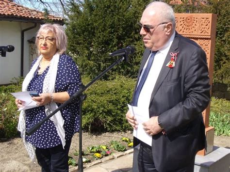 Осветиха хачкар в двора на родната къща на поета Пейо Яворов снимки