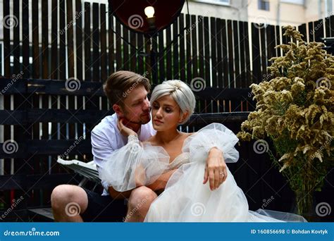 Feliz Matrimonio Joven Bes Ndose Y Abraz Ndose Foto De Archivo Imagen De Abrace Lazo