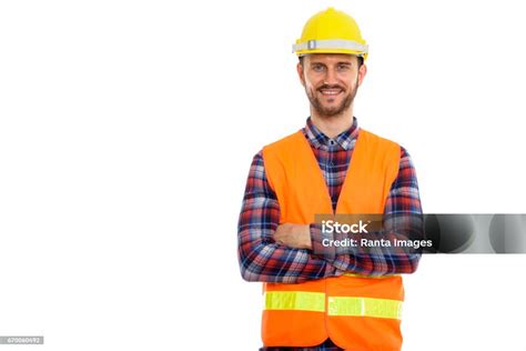 교차 하는 팔으로 웃 고 행복 한 젊은 사람이 건설 노동자의 스튜디오 샷 남자에 대한 스톡 사진 및 기타 이미지 남자 안전모 재미 Istock