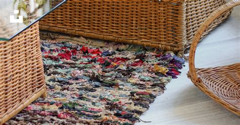 브라운 고리 버들 세공 프레임 유리 상단 커피 테이블 사진 Unsplash의 무료 갈색 이미지