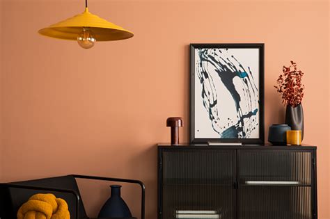 모의 포스터 프레임 유리 사이드 보드 검은 안락 의자 말린 꽃이있는 꽃병 램프 및 개인 액세서리가있는 거실의 인테리어 디자인 가정 장식 템플렛 0명에 대한 스톡 사진 및