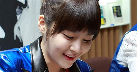 포토엔 티아라 전보람 머리에 귀여운 인형이~