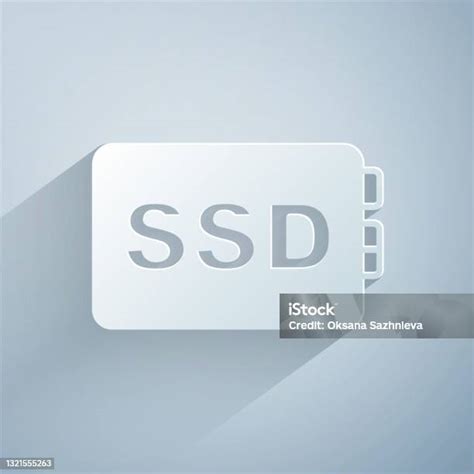 회색 배경에서 격리된 용지 컷 Ssd 카드 아이콘입니다 솔리드 스테이트 드라이브 기호입니다 저장소 디스크 기호입니다 종이 아트 스타일 벡터 3차원 형태에 대한 스톡 벡터