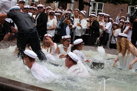 Studenter Sprang Ud I Springvandet Bornholmnu