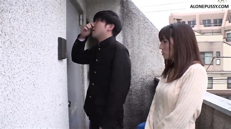 La Sucia Japonesa Nozomi Hazuki Hace Sexo Oral Y Creampie Con Dos Tipos