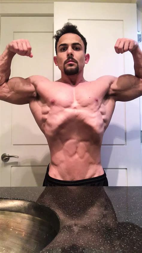 Jacked Fisiculturista Benji Bastian Flexionando Seus Enormes Triturados Músculos Xhamster
