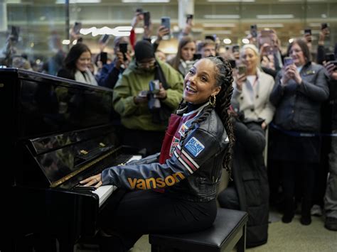 Alicia Keys Mit Überraschungsauftritt In Londoner Bahnhof Volat