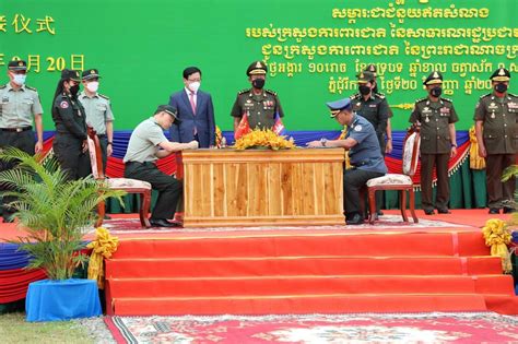 សម្តេចពិជ័យសេនា ទៀ បាញ់ អញ្ជើញជាអធិបតីភាពក្នុងពិធីប្រគល់រថយន្តជាង ១០០គ្រឿង និងសម្ភារយោធា