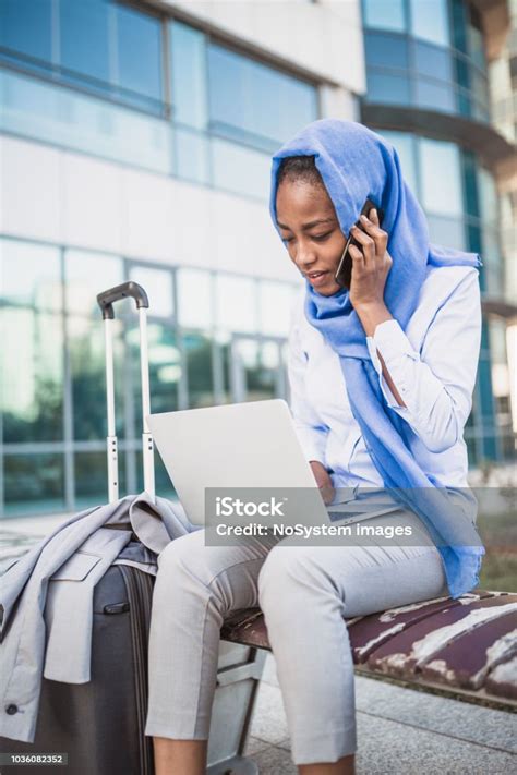 비즈니스 여행 노트북을 사용 하 여 벤치에 앉아 이슬람 사업가 경영자에 대한 스톡 사진 및 기타 이미지 경영자 기업 재무와 산업 단정한 의류 Istock
