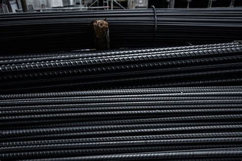 야금 제품의 창고 또는 건설 현장에서 뼈대를 구축 주기적인 프로파일 텍스처가있는 중금속 보강 막대 스택 강철 건설 뼈대 0명에 대한 스톡 사진 및 기타 이미지 Istock