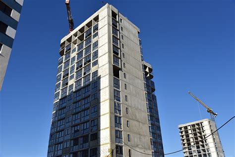 타워 크레인 들어 올리는 콘크리트 양동이 를 붓는 동안 건설 새로운 주거 건물 푸른 하늘 배경에 개발에 대한 스톡 사진 및 기타 이미지 Istock