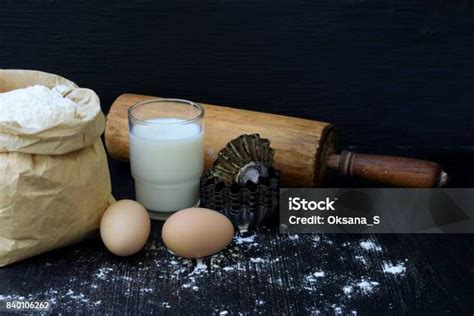 밀가루 계란 우유 롤링 핀의 가방 구성 반죽 반죽 제빵 쿠키 또는 어두운 배경에서 Tartlets에 대 한 준비 텍스트를 위한 공간 가방에 대한 스톡 사진 및 기타 이미지