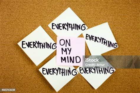 노란색 스티커 메모 작성 캡션 비문 문구 흰색 스티커 메모에 검은 Ext에 내 마음에 있는 모든 코르크 게시판에 고정 개념에