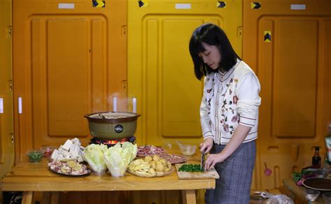 围炉火锅野生厨师的花絮 图1 不吃葱花的朋友为了爱人的喜好硬头皮切葱花。 图2 在砧板有限的情况下塑料袋也可以暂用一下。 图5 6 热爱牛肚的
