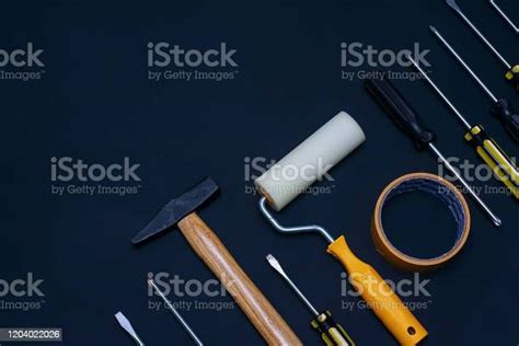 플랫은 텍스트에 대한 복사 공간이있는 검은 색 배경에 다양한 손 도구를 배치합니다 노동절 배경 개념 0명에 대한 스톡 사진 및 기타 이미지 Istock