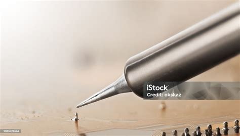 진행 중인 작업입니다 전자 부품으로 전자 회로 기판의 납땜 납땜 역입니다 엔지니어는 회로 기판 납땜으로 복구합니다 건설 산업에 대한 스톡 사진 및 기타 이미지 Istock