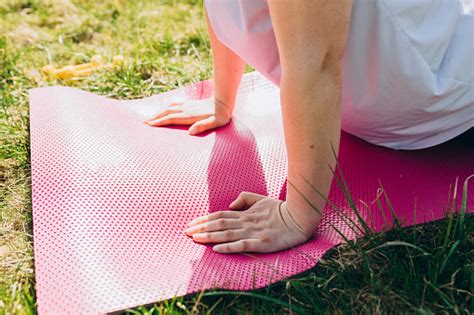 코브라 포즈를 연습하는 소녀 가까이 자연 배경에서 요가를 연습하는 젊은 여성의 초상화 긴장을 풀고 요가를합니다 건강과 건강한 생활 방식 부잔가사나 스트레칭에 대한 스톡 사진