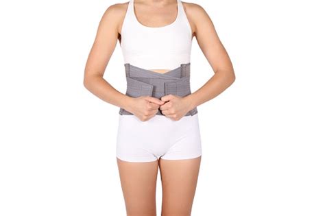 인체에 정형 외과 요추 코르셋 등 받침대 허리 지지벨트 허리 쇄골 척추에 대한 자세 교정기 수술 후 탈장 임신 및 수술 후 요추 보조기 건강관리와 의술에 대한 스톡 사진 및