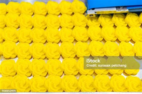 아시아 또는 첨단 기술 산업 제조를 위한 생산 라인에서 기계를 만드는 자동 음식의 벨트 컨베이어에서 쟁반에 태국 과자에 대 한 형성 하는 보도 후 콩 반죽 덩어리를 닫습니다