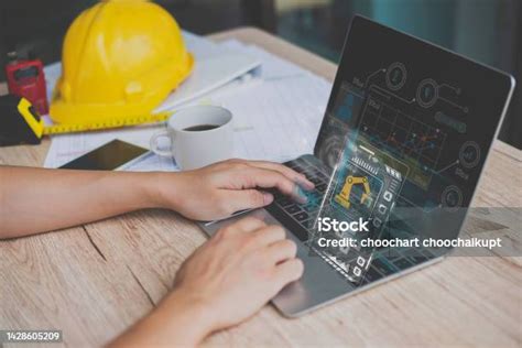 컴퓨터 노트북 Hud 화면 프로젝션 차트 읽기 그래프 통계 데이터 분석 데이터 수집 기술 계획 비즈니스 디자인 개념 책상을 사용하는 엔지니어 남자 순서에 대한 스톡 사진 및