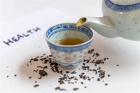 흰색으로 격리 된 느슨한 찻잎과 함께 녹차 한 잔을 붓는 찻 주전자 건강 음료와 건강한 라이프스타일 개념 0명에 대한 스톡 사진 및 기타 이미지 Istock