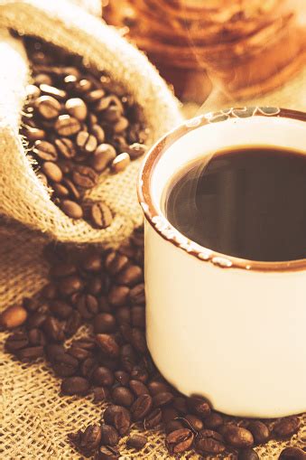 식료품 빈티지 데코가 있는 나무 테이블에 건포도와 커피 원두를 곁들인 달콤한 빵을 곁들인 커피 한 잔 0명에 대한 스톡 사진 및 기타 이미지 Istock