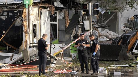 Руски удар по супермаркет в Украйна взе десетки жертви сред които и