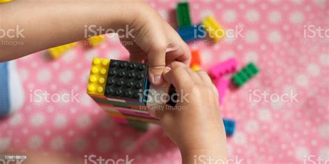 아이의 작은 손은 밝은 플라스틱 색의 디자이너를 수집합니다 교육 용 장난감 및 조기 학습 가까운에 대한 스톡 사진 및 기타 이미지 가까운 개념 개발 Istock