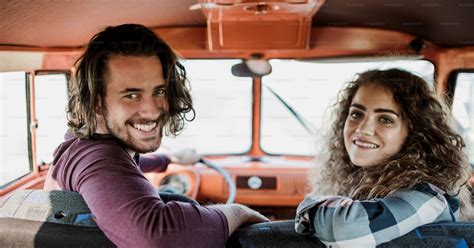 시골을 가로지르는 도로 여행을 하는 젊은 부부가 복고풍 미니밴을 운전합니다 사진 Unsplash의 미니 밴 이미지