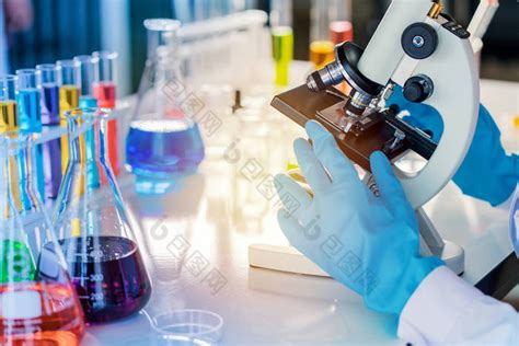 含化学液体的实验室玻璃器皿用于研究或分析图片 包图网企业站