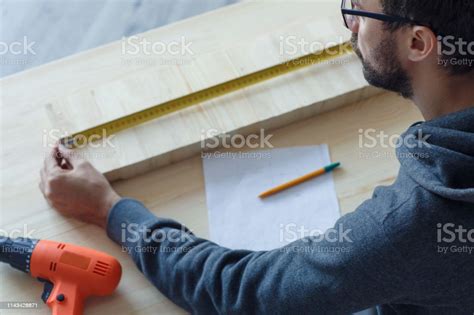 그의 집 또는 아파트 리노베이션 프로젝트에 종사 하는 젊은 남자 메모장에 대한 스톡 사진 및 기타 이미지 메모장 엔지니어 개념 Istock