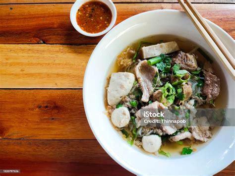흰 그릇에 고기와 나무 배경에 소스를 찍어 태국 국수 수프의 클로즈업 닭에 대한 스톡 사진 및 기타 이미지 닭 수프 중국 문화 Istock