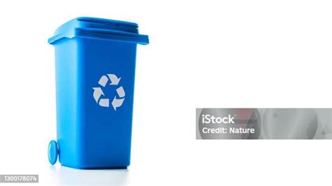 쓰레기통 흰색 배경에 고립 된 재활용 종이 쓰레기를위한 파란색 쓰레기통 쓰레기 폐기물을 폐기하고 환경을 절약하기 위한 용기