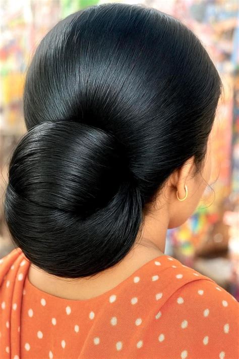 Ezhumalai பொதுவா ஆண்கள் டூவீலர் ஓட்டும் போது ஹார்ன் அடிப்பது ரெண்டே ரீசனுக்குத்தான் ஒன்னு