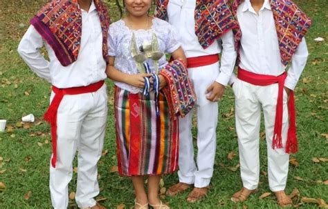 El Colorido Traje Típico De Guatemala Hombre Y Mujer