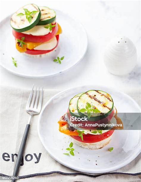 그릴에 구운 야채와 치즈 그라탕 적재형 신선한 바실은 저녁에만 가지 채소에 대한 스톡 사진 및 기타 이미지 가지 채소 고추류 구운 단고추 Istock