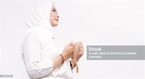 기도 구슬을 입고 아시아 무슬림 여성은 흰색 배경에기도 20 24세에 대한 스톡 사진 및 기타 이미지 20 24세 공부 기도하기 Istock