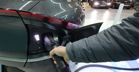 배터리 잔량 5 고장난 충전기 앞 망연자실”···공용인프라는 아직 ‘느림보 전기차 아직은 ①