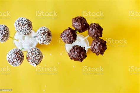 노란색 배경에 맛있는 수제 팝케이크 코코넛과 다크 초콜릿 케이크 축제 디저트 맛있는 음식 0명에 대한 스톡 사진 및 기타 이미지