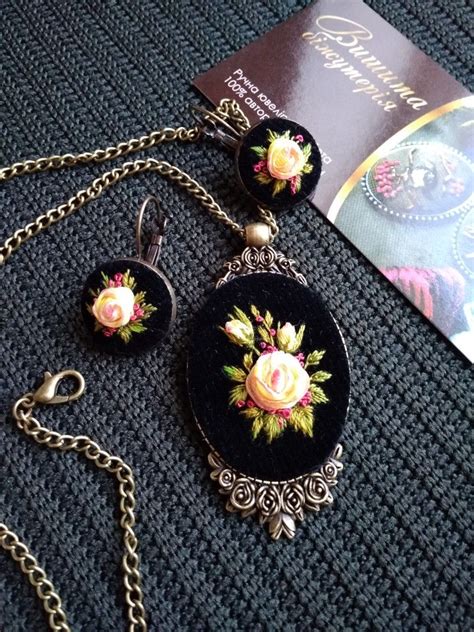 Комплект серьги и кулон вышитые вручную | Fabric jewelry, Pendant, Hand ...