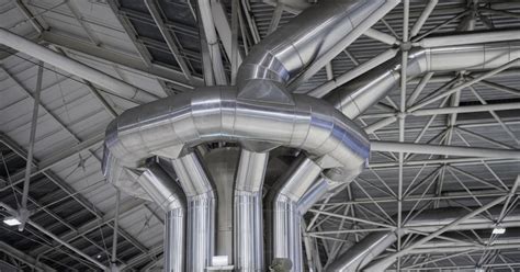 힘과 에너지 개념 공항 터미널 천장에 눈에 띄는 디자인의 현대적인 에너지 효율적인 Hvac 시스템 공기 흐름 관리 및 지속 가능성 사진 Unsplash의 Hvac