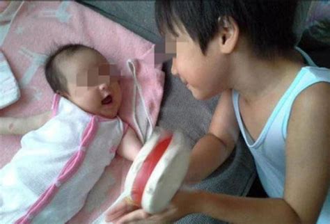 Nhờ con trai tuổi trông em để đi chợ bà mẹ hoảng sợ khi chứng kiến cảnh tượng trong phòng