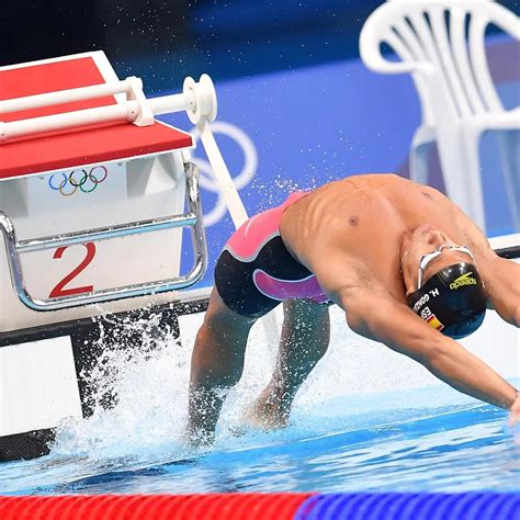 La niña con el tímpano perforado de Bansky recibe una mascarilla por coronavirus Infobae