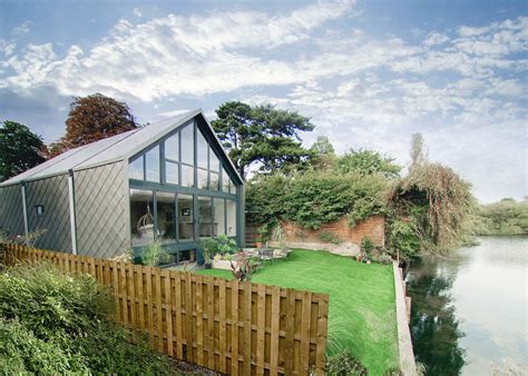 Baca Architects Completes Buoyant House On The River Thames