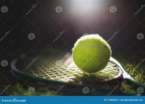 Закройте вверх теннисного мяча с ракеткой Стоковое Изображение ...