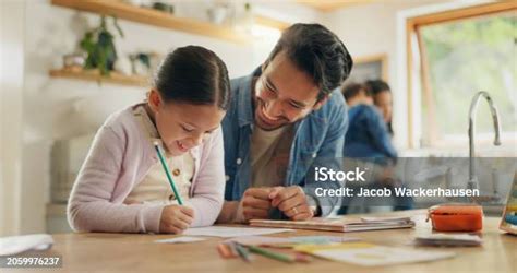 글쓰기 학습 및 가족 가정 교육 언어 발달 및 지원을 위한 부엌의 아버지와 자녀 돕고 가르치고 행복한 사람들 아빠와 소녀 또는