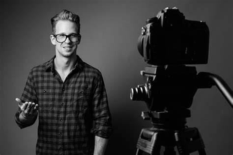 젊은 잘 생긴 힙스터 남자 블로그 와 카메라 에 검정 과 흰색 20 29세에 대한 스톡 사진 및 기타 이미지 20 29세